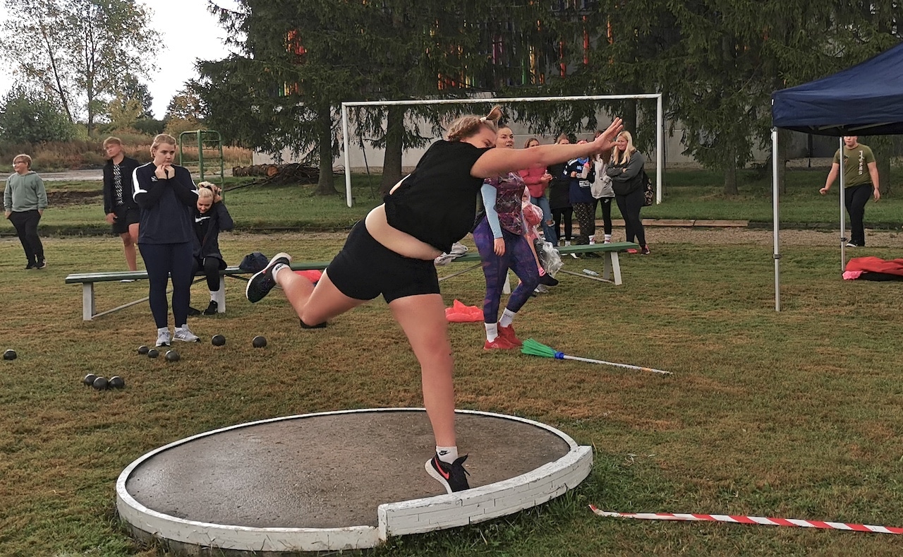 Lihulas pidasid noored Aleksander Kreegi mälestusvõistlusi kuulitõukes ...
