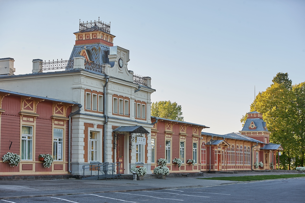 Raudtee valimisel ühendab Haapsalu raudteejaam tänapäeva ajalooga ...